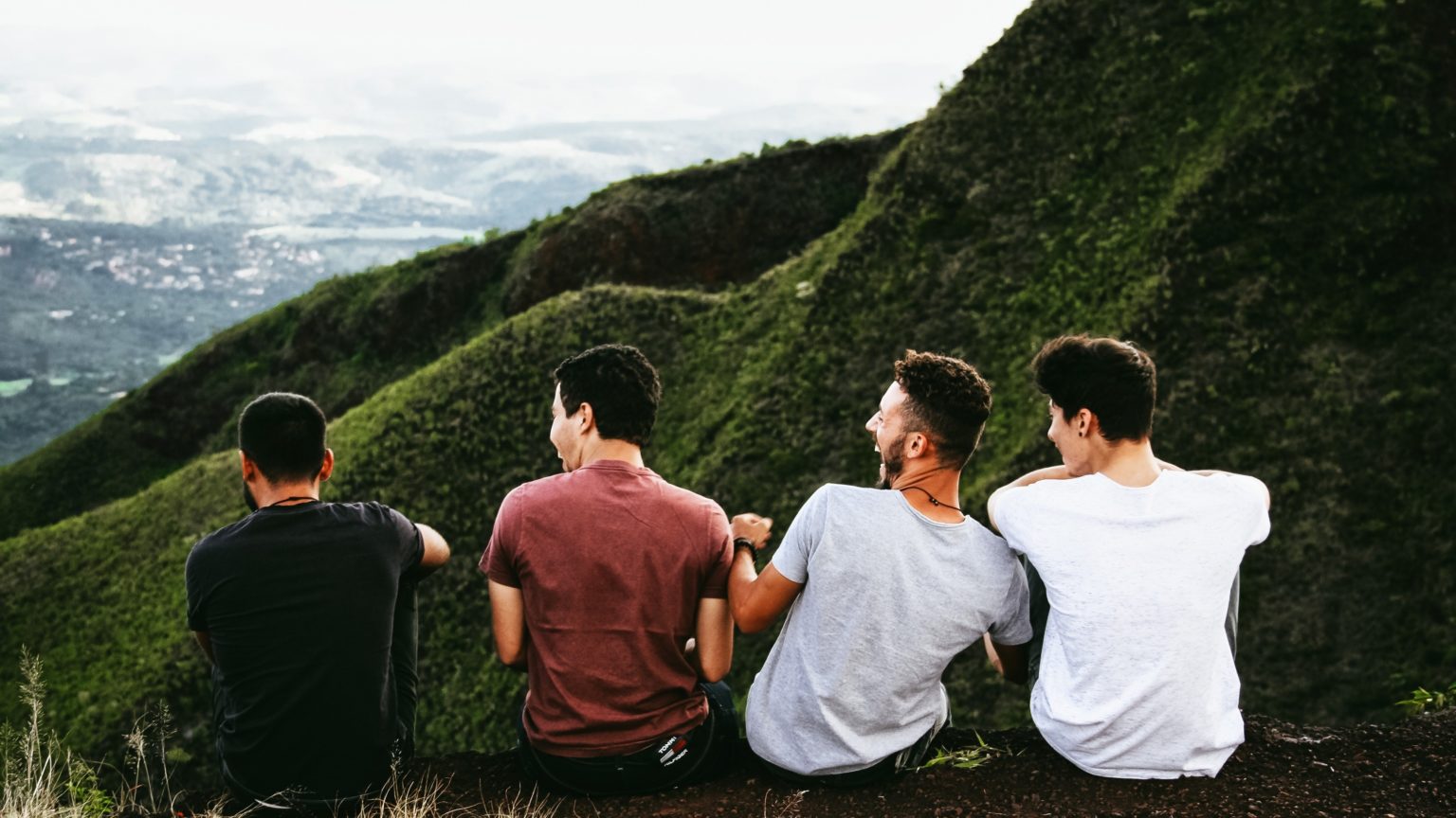 24 Idioms about friendship (with helpful examples)