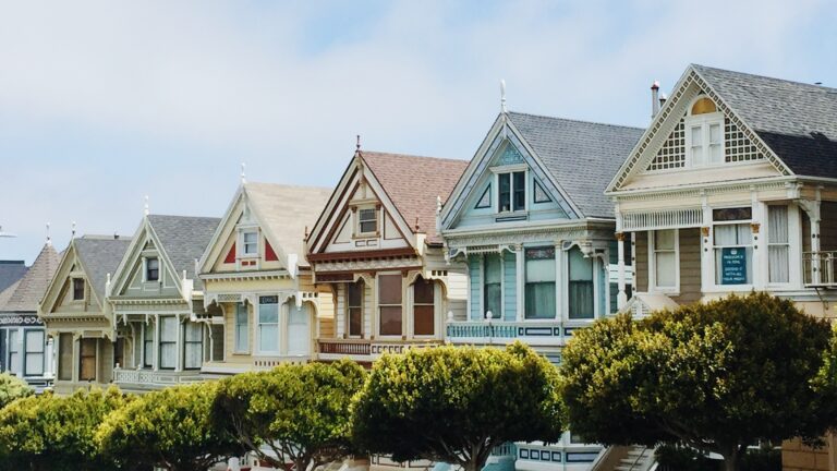 30 Helpful house idioms (with examples and definitions)