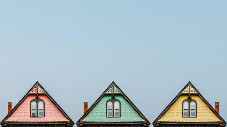 30 Helpful house idioms (with examples and definitions)